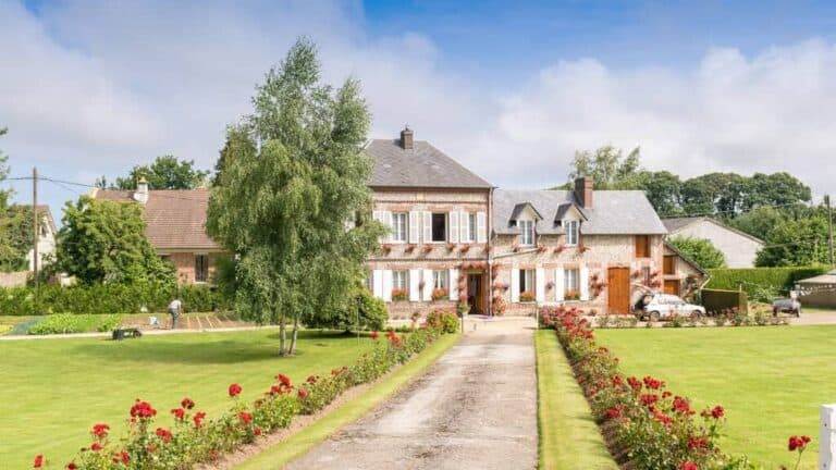 15+ French House Names (That’ll Make Your House Stand Out)